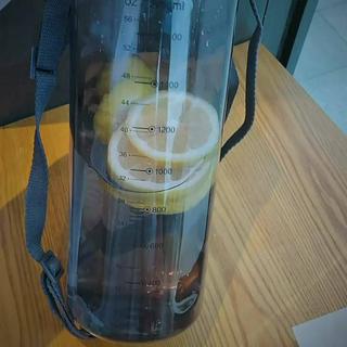 運動水壺 2000ml 水壺 大水壺 吸管水壺 2000cc 水壺 2L超大容量水杯健身太空杯子透明水壺 彈跳水壺斜背帶 | 蝦皮購物