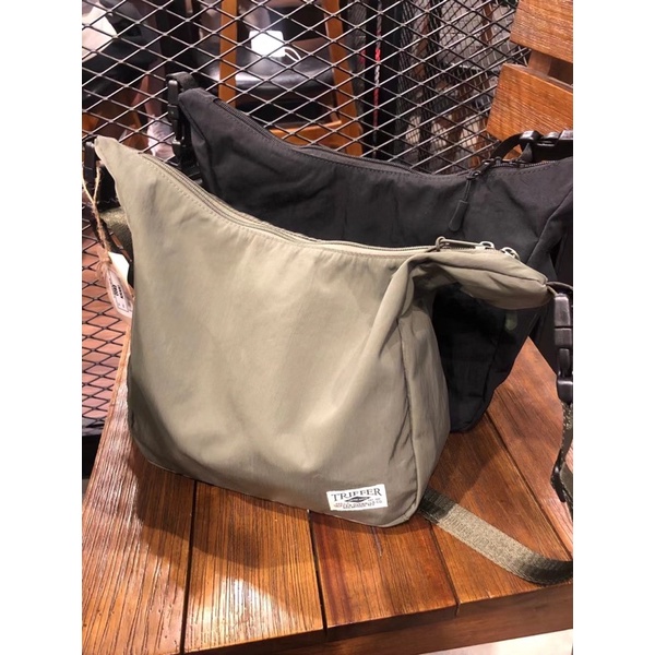 韓國品牌🇰🇷 TRIFFER Original 側背包 | 蝦皮購物