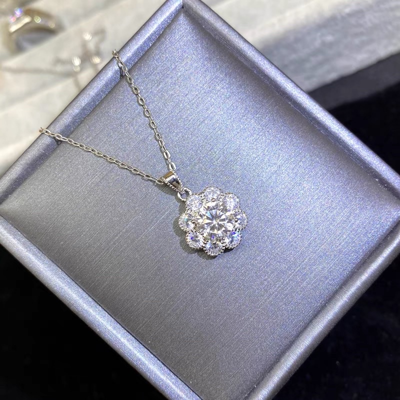 「台灣現貨」豪華微鑲圍 S925純銀吊墜項鍊 進口GRA證書莫桑鑽 一證一腰碼秒過鑽筆50分1克拉八心八箭 梅花切 王炸 | 蝦皮購物