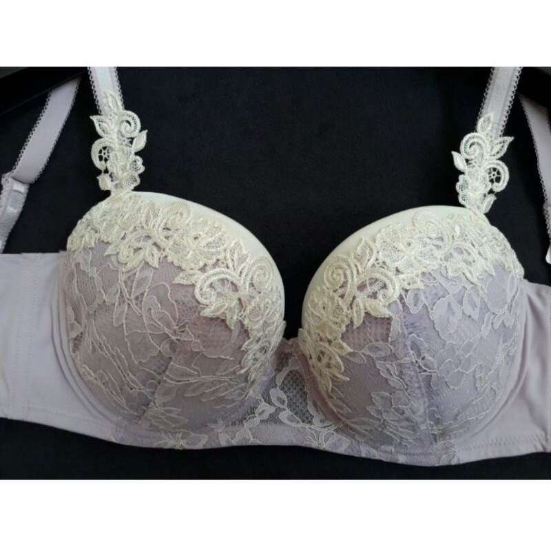 【華歌爾】3色🎀日本進口 精緻刺繡蕾絲 集中 托高 美背無痕內衣 70D，70E 原價2480 紫色 膚色 紅色 | 蝦皮購物