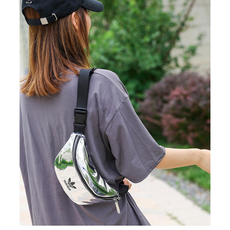 【商城正品｜現貨】adidas Originals 愛迪達 三葉草 腰包 小包 肩包 側背包 黑白 天鵝絨 皮革 鏡面銀 | 蝦皮購物