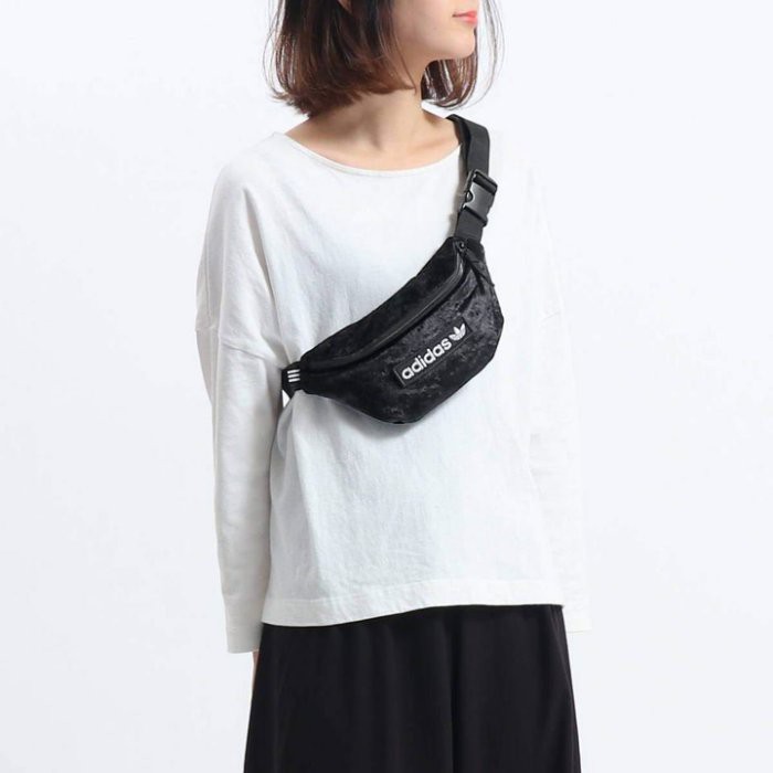 【商城正品｜現貨】adidas Originals 愛迪達 三葉草 腰包 小包 肩包 側背包 黑白 天鵝絨 皮革 鏡面銀 | 蝦皮購物