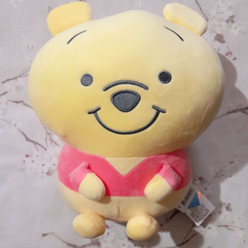 正版 有雷標 迪士尼 維尼家族 軟QQ 系列 12吋 維尼熊 娃娃 玩偶 填充台灣棉花 Winnie in Pooh | 蝦皮購物