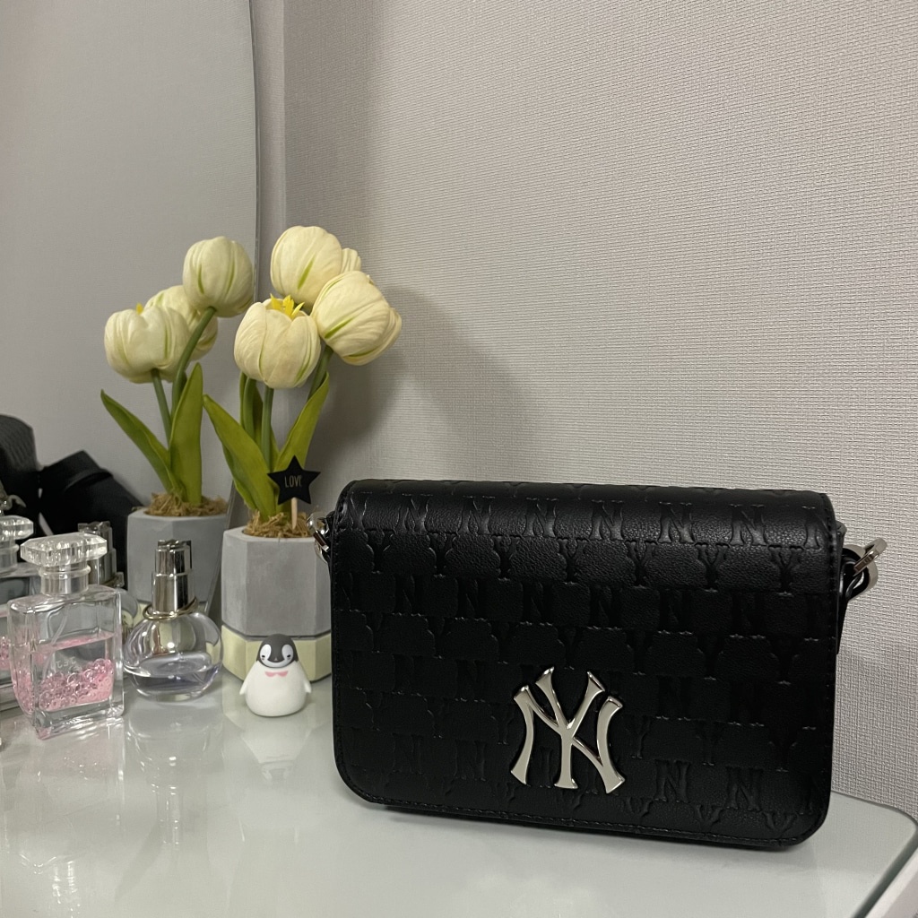 【MLB】 MONOGRAM系列 皮革壓紋斜背包 (3ACRS032N-50BKS) | 蝦皮購物