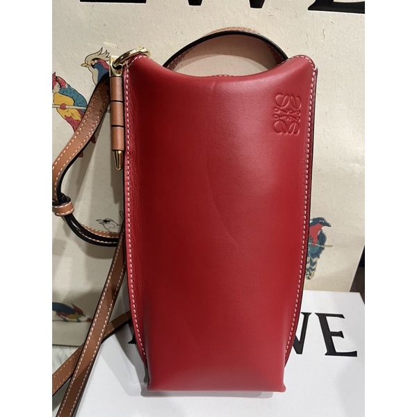 LOEWE Gate Pocket 經典小牛皮撞色斜背手機包(紅/酒紅) | 蝦皮購物