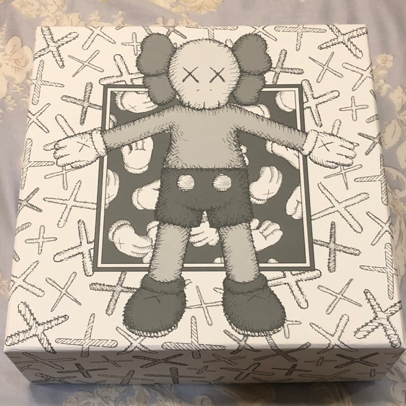 全新 KAWS NGV美術館限定灰色盤子，ㄧ組四個，現貨 (100% 全新正品) | 蝦皮購物