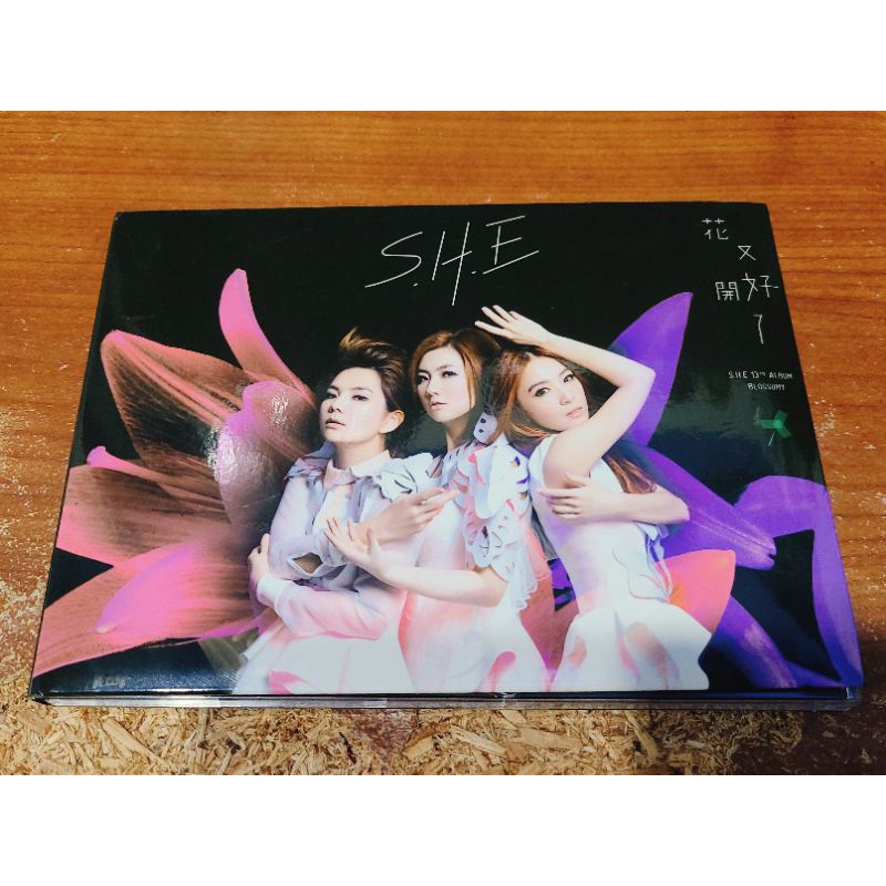 S.H.E. 花又開好了 二手 專輯 CD 附 DVD she 任家萱 田馥甄 陳嘉樺 Selina Hebe Ella | 蝦皮購物