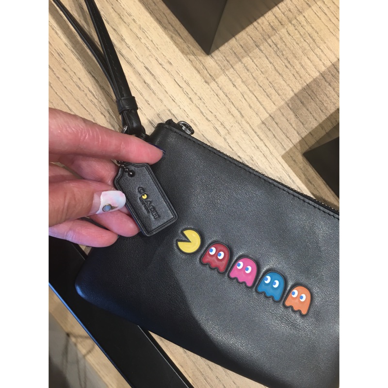 Coach PAC-MAN 黑色小精靈手拿包 | 蝦皮購物
