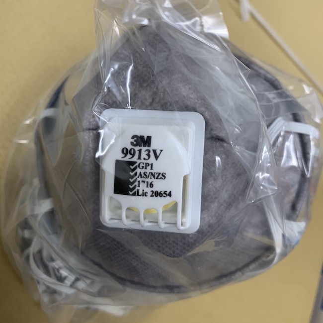 👉3M 9913V口罩 帶閥型活性碳口罩 防潑水霧氣 阻隔有害物質 防護口罩 附呼吸閥款 | 蝦皮購物