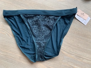 Qmomo 花邊教主 三角褲 全新 XL | 蝦皮購物