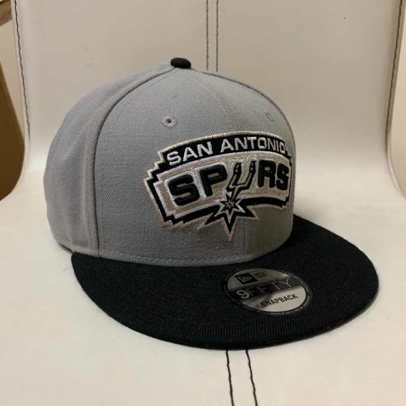 《現貨》new Era Nba 聖安東尼奧 馬刺 灰 立體電繡字 後扣式 平簷帽 蝦皮購物 