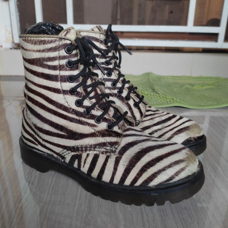 馬汀大夫 Dr Martens Dr Martens Docmar DM Pascal 8 孔 1460 中靴斑馬小馬毛 | 蝦皮購物