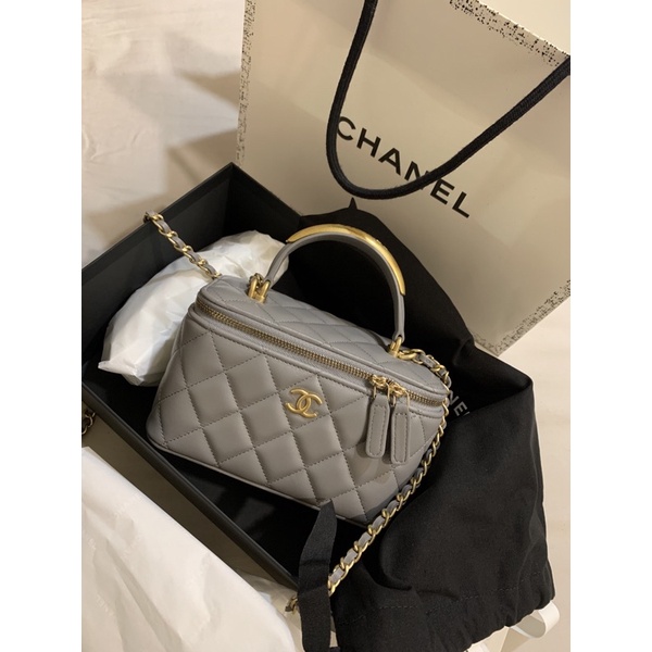 （已售出）CHANEL全新 vanity case 22B 金屬提把 防刮羊皮 灰色 金釦 長盒子化妝包 專櫃親自購買 | 蝦皮購物