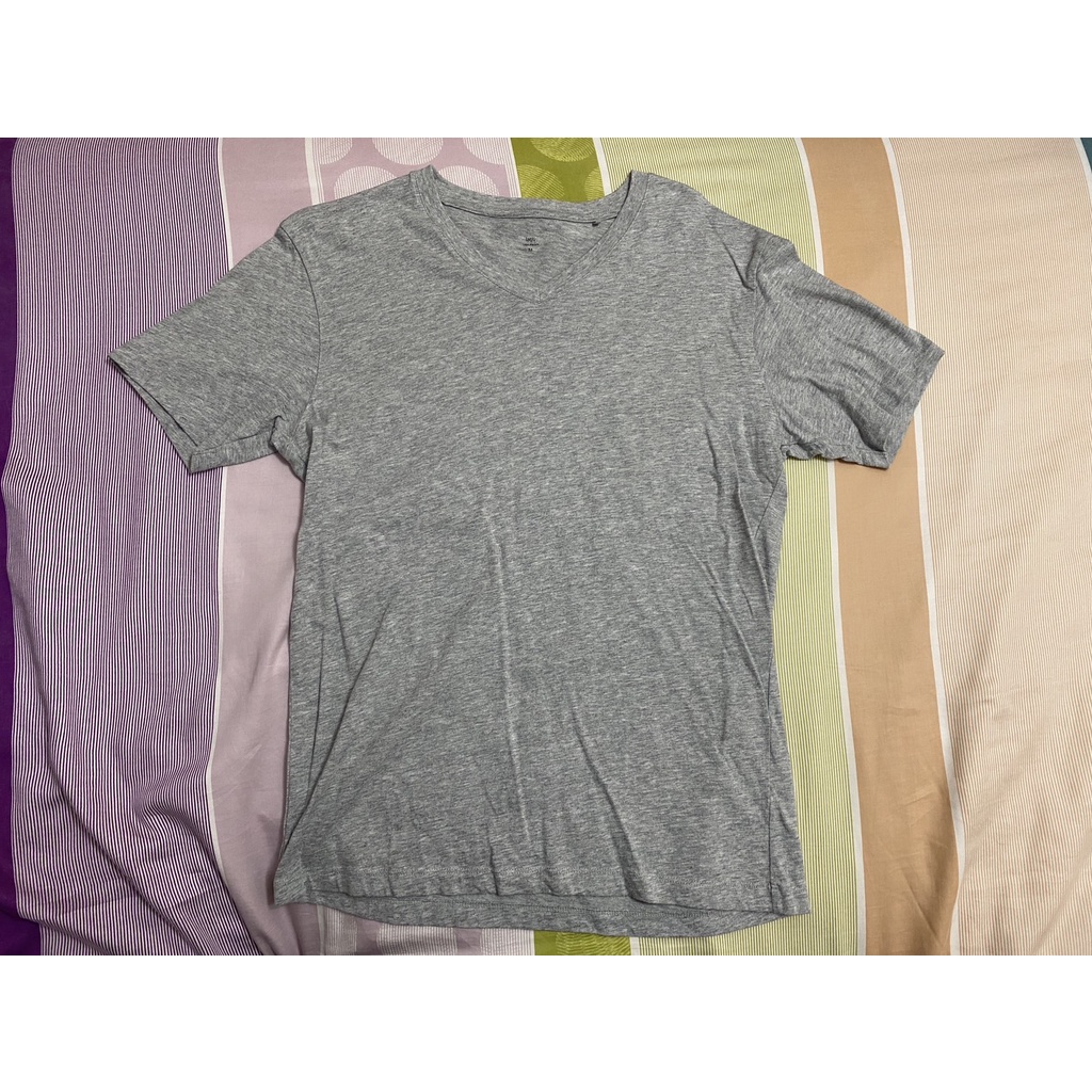 二手 男 LATIV V領T恤 灰色 M號 短袖 棉 素色 休閒 內搭 居家 台灣 品牌 官網 古著 | 蝦皮購物