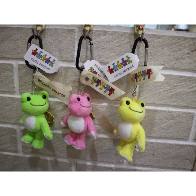 婕的店日本精品~日本帶回~pickles the frog TOYS系列青蛙登山扣吊飾 鑰匙圈 | 蝦皮購物