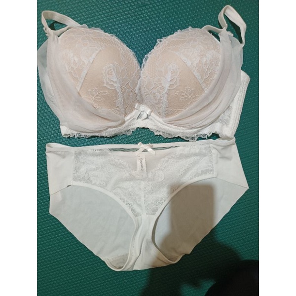 （買家保留）[全新轉賣]Qmomo內衣【戀戀玫瑰】裸肌蕾絲花朵L鋼圈成套內衣(香草白) | 蝦皮購物