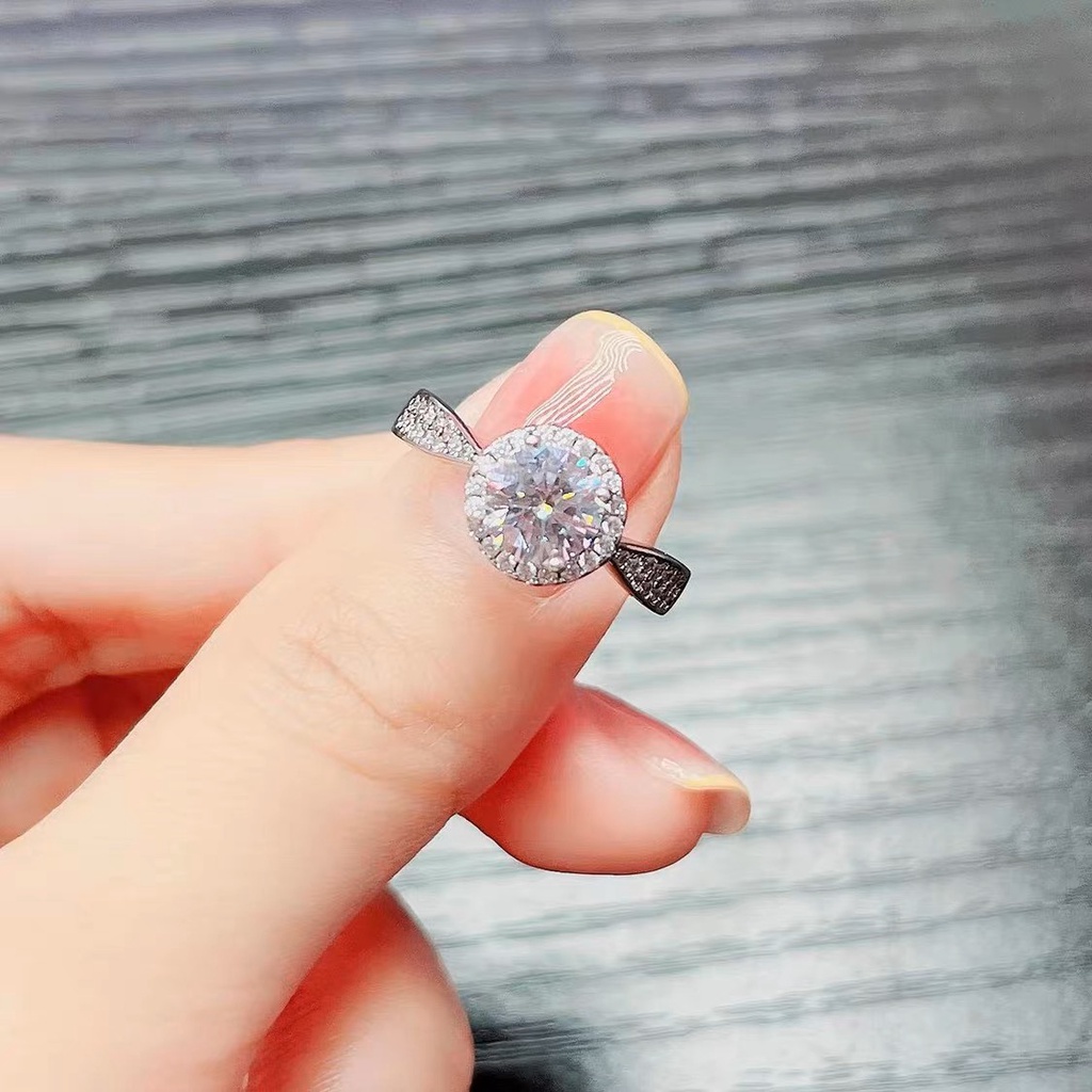 「精品莫桑鑽」#燕尾圓包# S925純銀戒指 進口GRA證書莫桑鑽 一證一腰碼秒過鑽筆50分1克拉八心八箭 梅花切 王炸 | 蝦皮購物