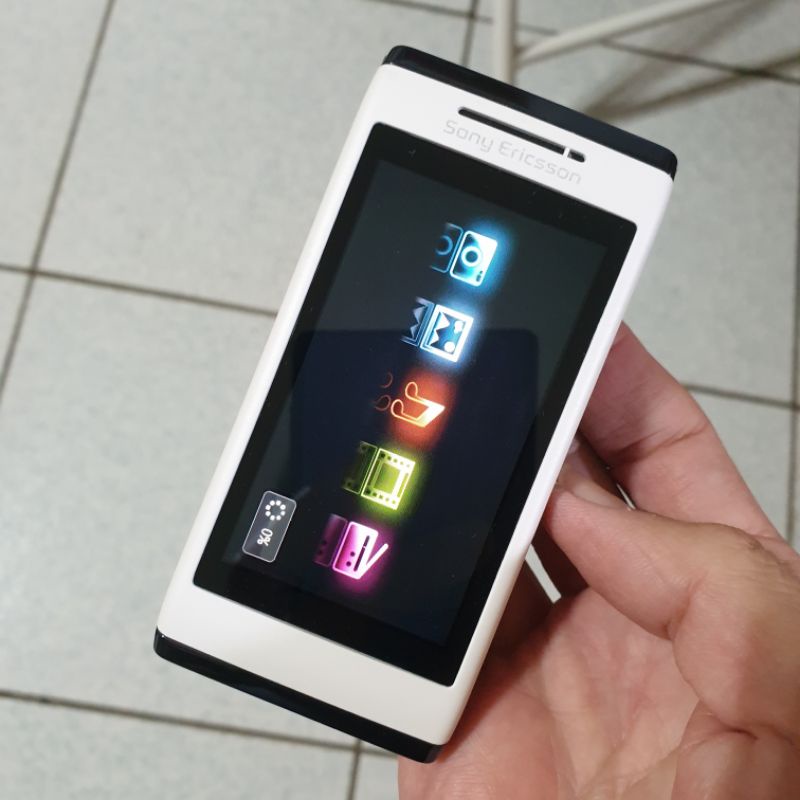 出清經典收藏 Sony Ericsson Aino U10i 白色 觸控滑蓋手機 810萬 外觀約9成新 | 蝦皮購物