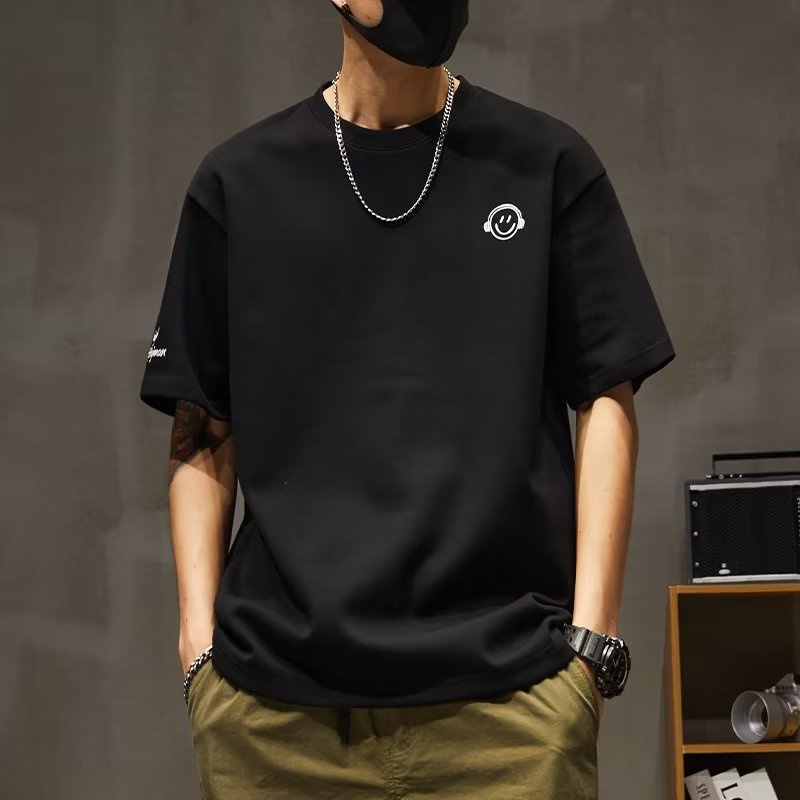 M-8XL 日韓潮牌笑臉logo短袖T恤男 大尺碼男裝 圓領 休閒短t 深灰色上衣 落肩 短袖T恤 男生衣服 | 蝦皮購物