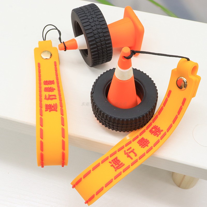 【現貨】三角錐 迷你三角錐 鑰匙圈 交通安全工具 仿真迷你 3D立體PVC 吊飾 包包 掛飾 鑰匙扣 | 蝦皮購物