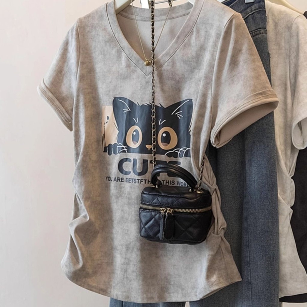 【森語大尺碼】M-4XL 大尺碼純棉胖mm遮肚子扎染正肩貓咪夏季印花短袖v領T恤修身顯瘦上衣 | 蝦皮購物