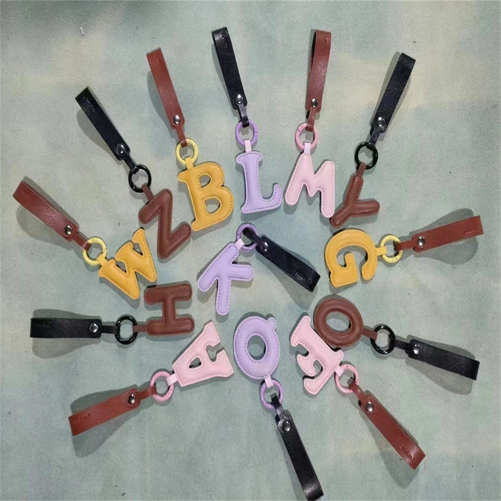 MIKA STORE 【輕奢風】PU皮革字母鑰匙扣 A-Z全字母可選 防水耐磨包包吊飾 | 蝦皮購物