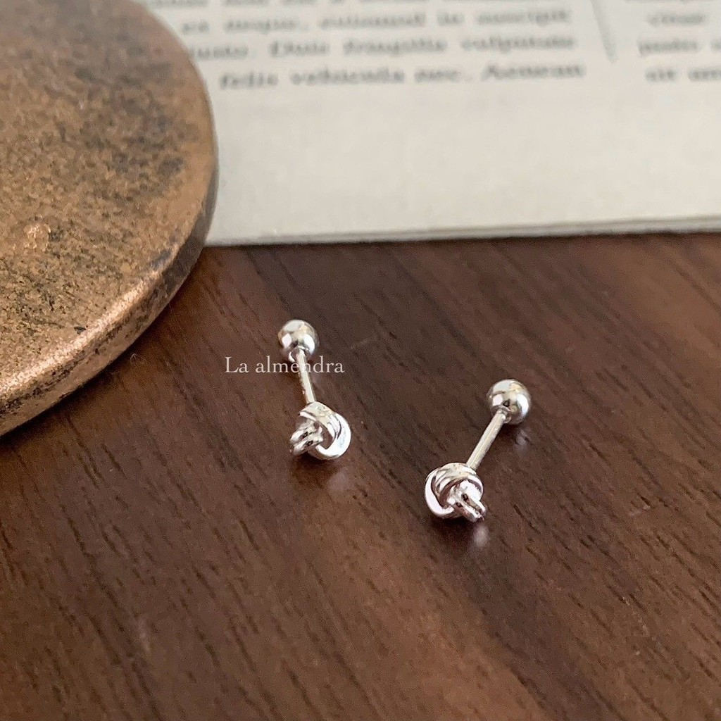 【𝐋𝐚 𝐚𝐥𝐦𝐞𝐧𝐝𝐫𝐚】𝐬𝟗𝟐𝟓純銀 4mm麻花小球耳骨釘 P30 | 蝦皮購物