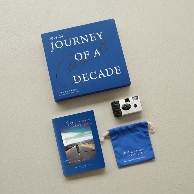 Peter Su 2014-24: Journey of a Decade十週年夢想珍藏禮盒/夢想十週年經典新編親簽版/ 即可拍相機/ 旅行隨身收納帆布束口袋/Peter Su eslite誠 ...
