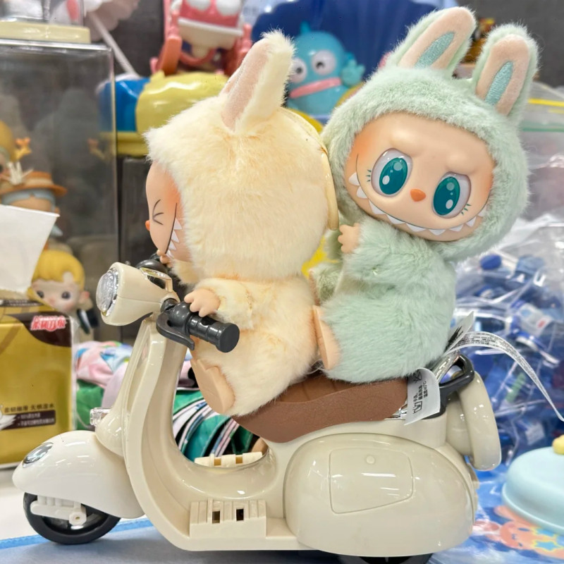 台灣隔日達👑labubu電動車 labubu配飾 雜技迷你娃娃旋轉聲光特技機車 泡泡瑪特電動車 360度旋轉 | 蝦皮購物