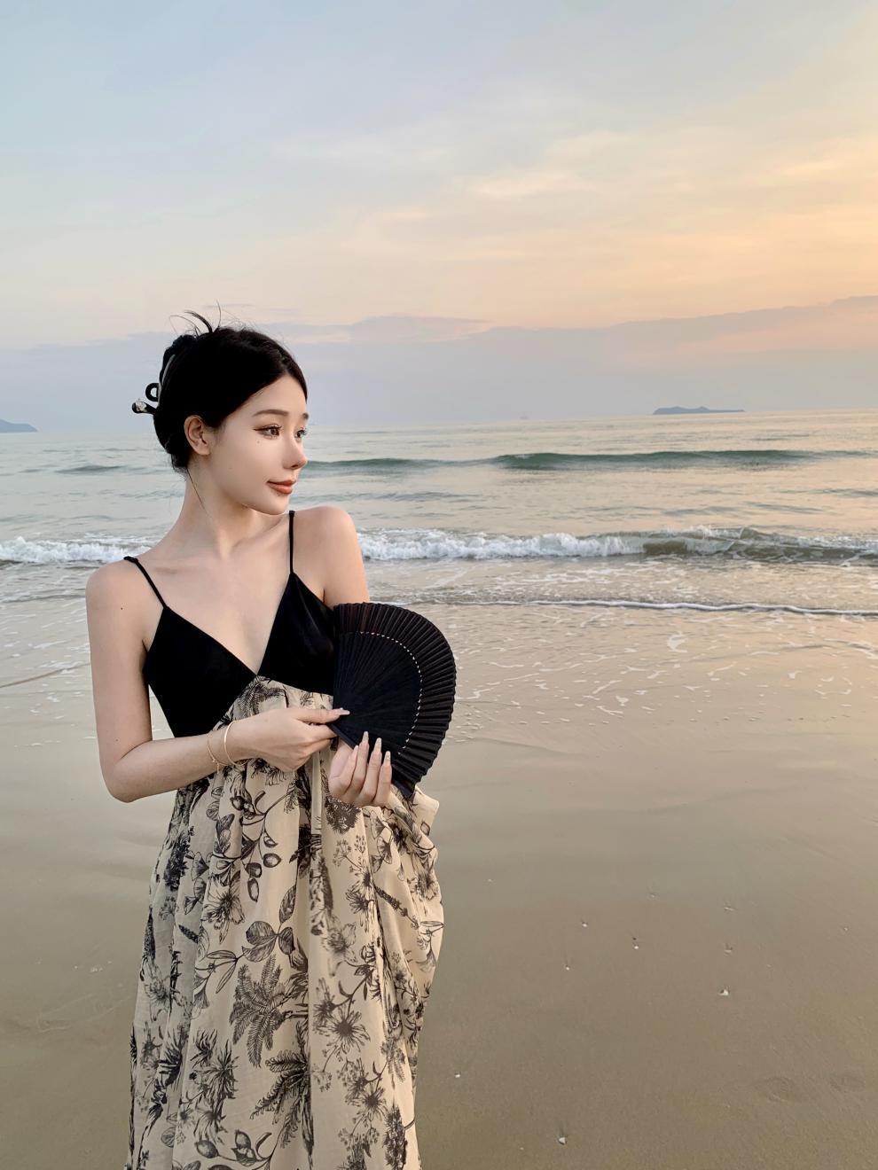 【台灣現貨馬上出貨】女裝 深V 洋裝 細肩帶洋裝 長裙洋裝 露背連身裙 碎花洋裝 度假洋裝 C6499【現貨24H】 | 蝦皮購物