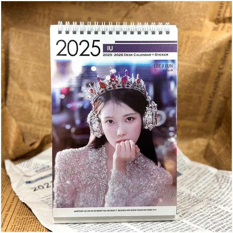韓國代購 IU 李知恩 2025 ~ 2026 年曆檯曆桌曆+貼紙 | 蝦皮購物