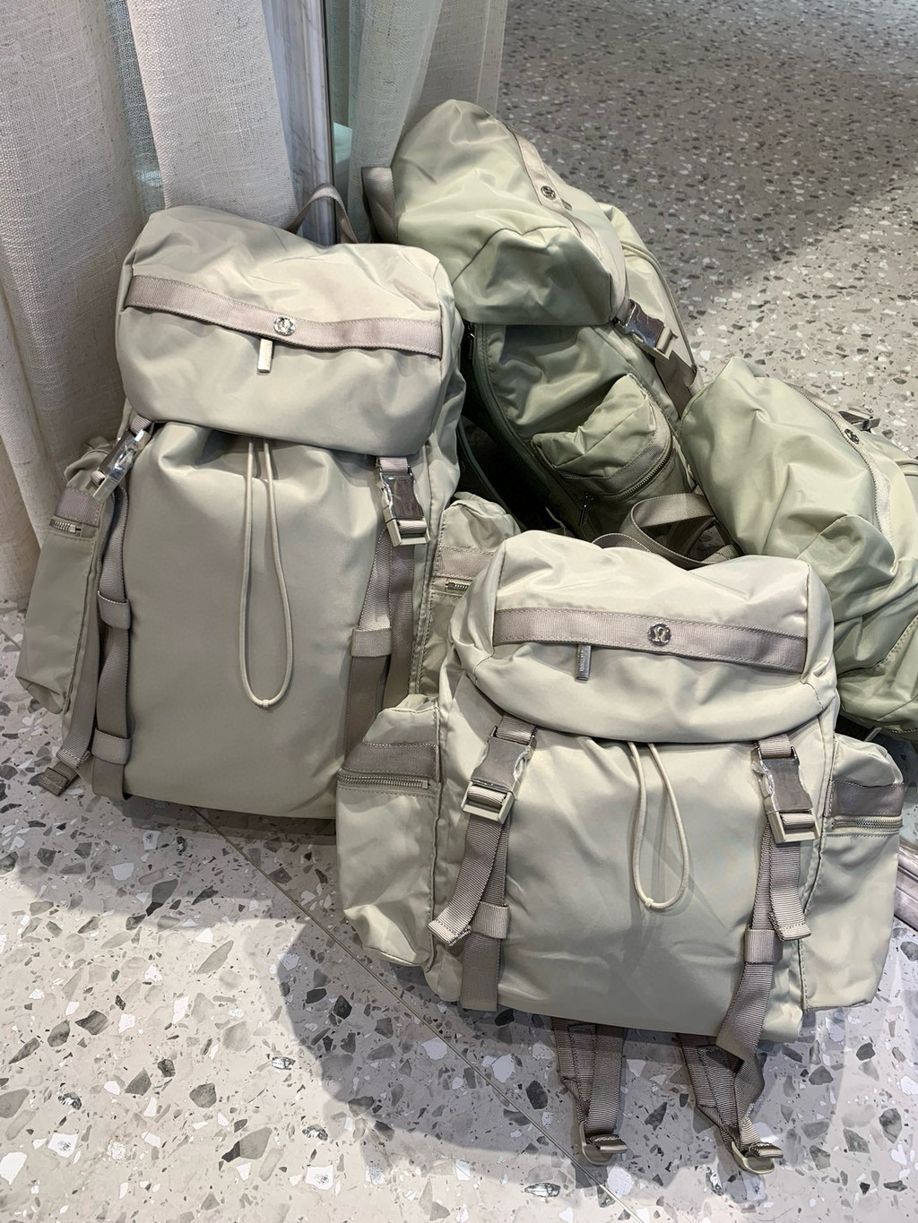 新店🥳限時下殺💙lululemon 雙肩包 防水尼龍14L/25L 鎖扣立體袋設計 街頭潮流旅行通勤爬山健行多色可選 | 蝦皮購物