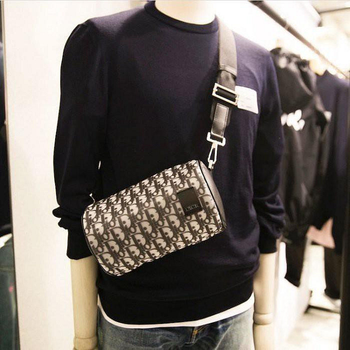 《二手》專櫃真品 Dior Homme x Kaws ROLLER OBLIQUE 海軍藍 緹花 圓筒包 現貨 | 蝦皮購物