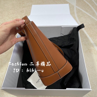 現貨 CELINE賽琳198243平滑小牛皮 CUIR TRIOMPHE小型水桶包 | 蝦皮購物