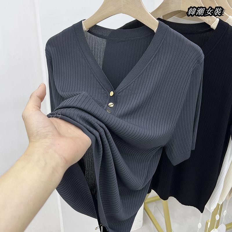 【大尺碼女裝M-5XL 40-100kg】寬鬆遮肚【80-200斤】v領坑條冰絲短袖女夏季薄款鈕扣針織洋氣T恤 | 蝦皮購物