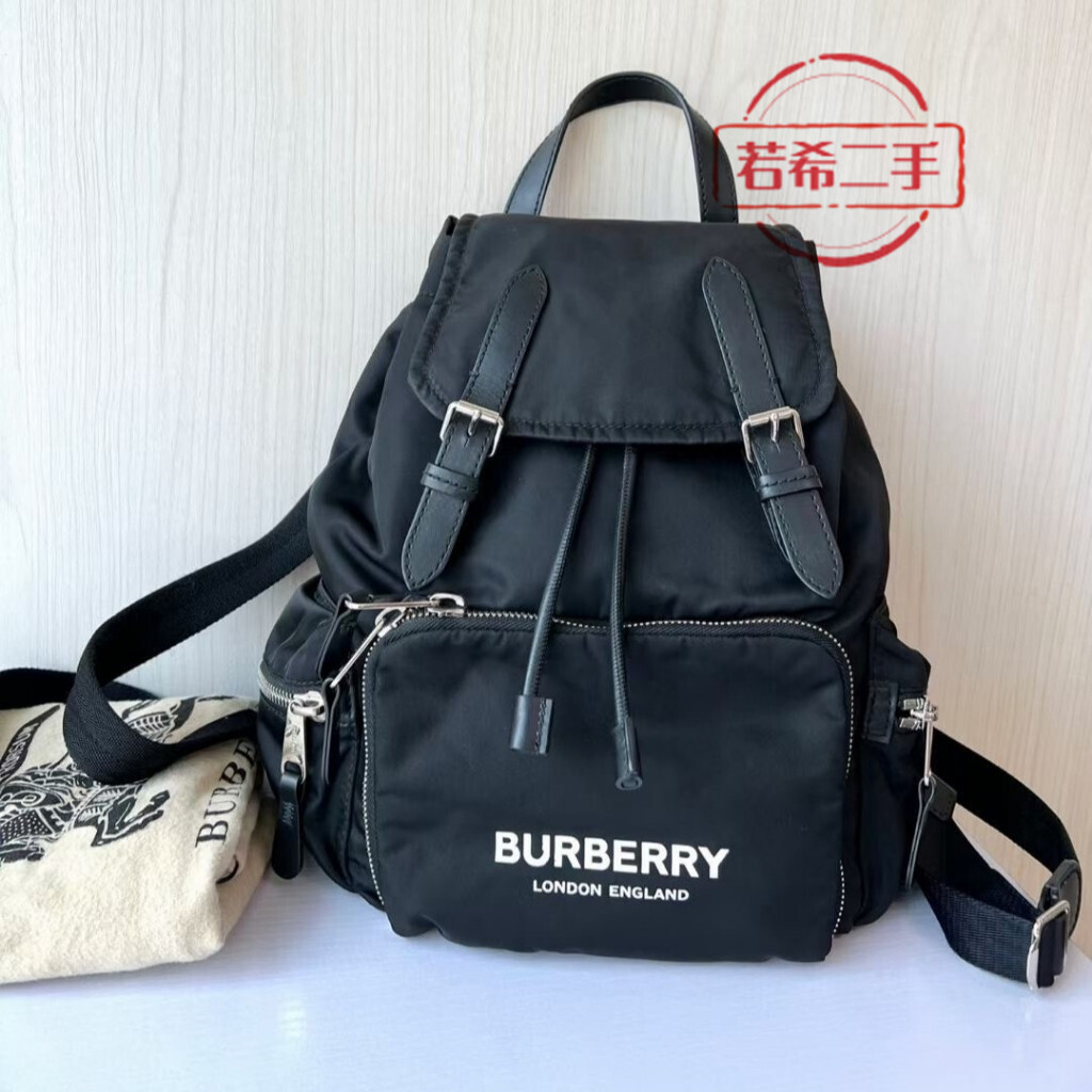 精品 BURBЕRRY The Rucksack 中號 黑色字母尼龍 後背包 雙肩包 書包 80212611 | 蝦皮購物