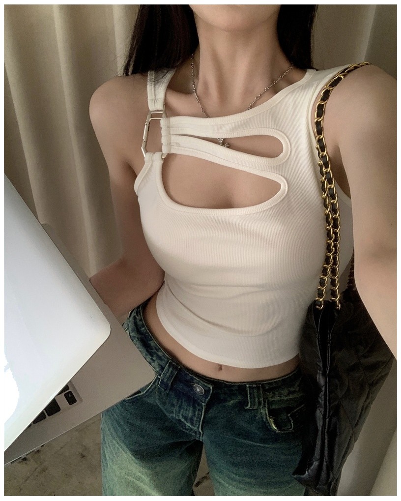 釦環美胸罩杯背心【30313】PAPI女裝批發價春夏新款韓系INS性感貼身氣質露肩無袖鏤空吊帶短版針織胸墊背心削肩背心 | 蝦皮購物