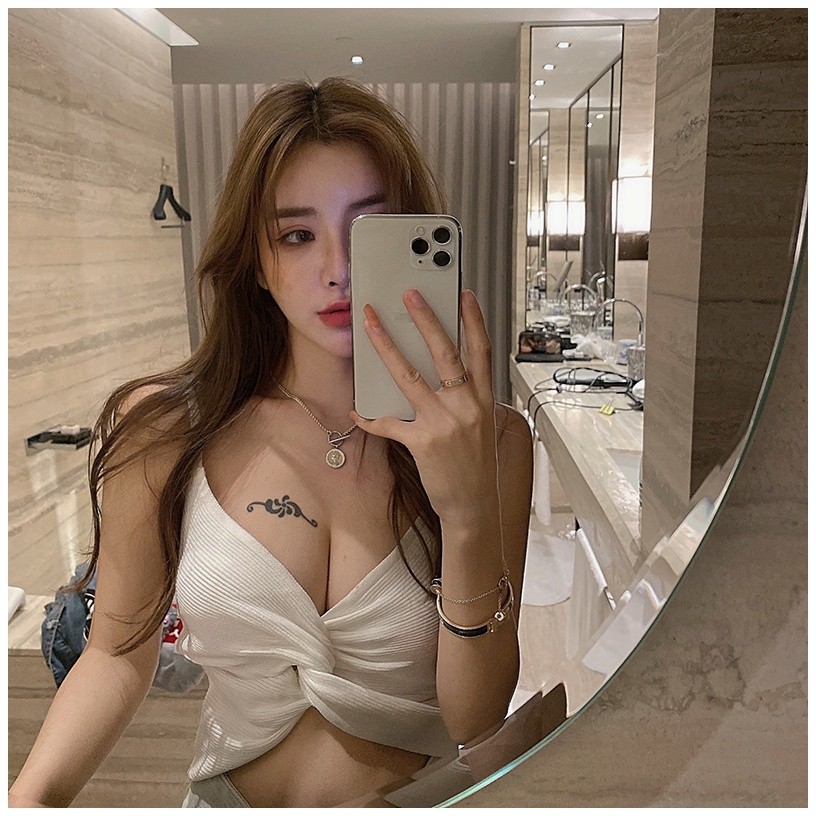 細肩帶扭結短版上衣【2570】PAPI女裝批發價春夏新款韓系INS性感貼身氣質純欲網紅V領無袖低胸爆乳大奶辣妹上衣 | 蝦皮購物