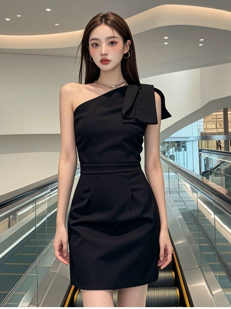 夏季爆款🔥赫本風蝴蝶結氣質斜肩連衣裙2025新款法式高級洋氣收腰顯瘦小黑裙夏季穿搭 UKRU | 蝦皮購物