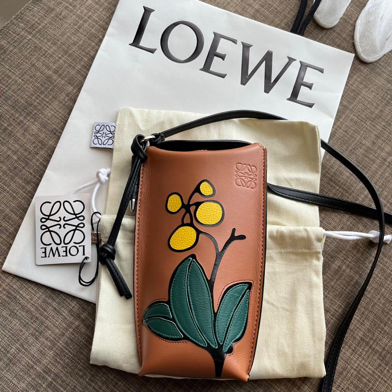 售出 Loewe Gate Pocket Herbarium 經典小牛皮花朵斜背小包/手機包(咖) | 蝦皮購物