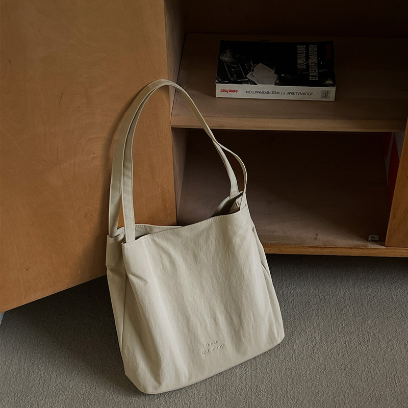 mucu and ebony Mild Bag 分層尼龍 側背包- Khaki Beige | 蝦皮購物