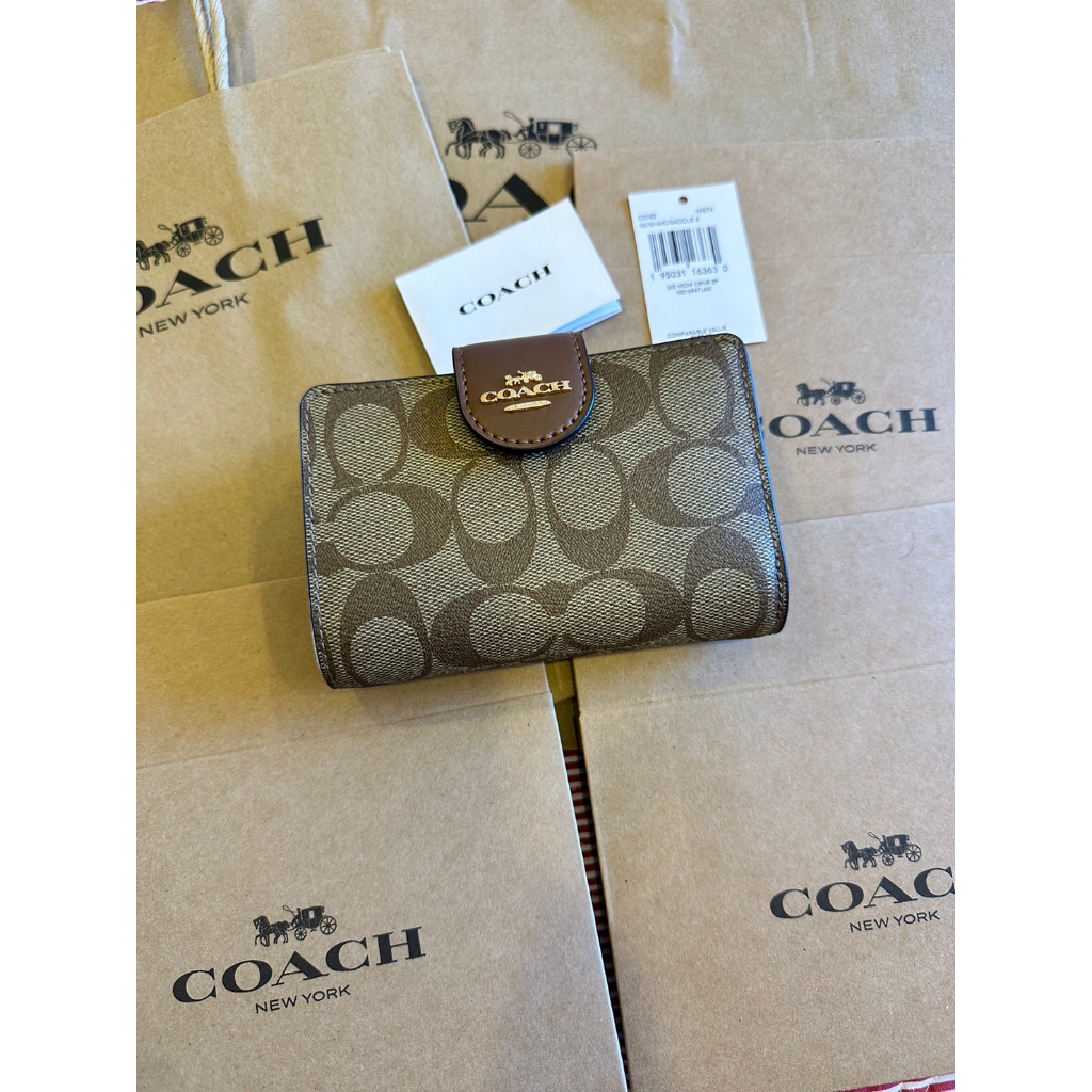 COACH C0082 卡其C Logo駝邊字牌摺口釦式雙摺中夾 | 蝦皮購物