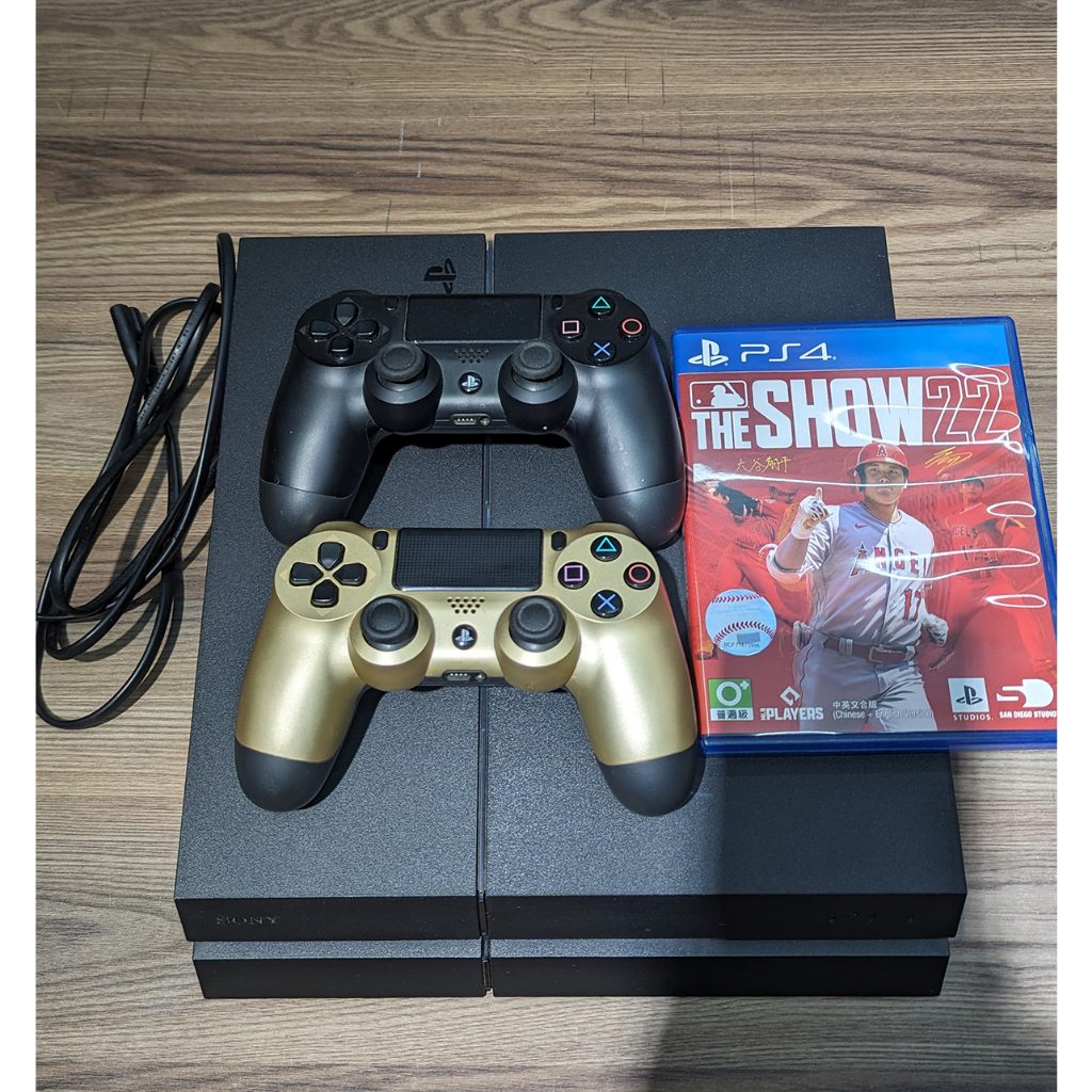 PS4 1207A 遊戲主機 八成新 1隻手把+遊戲片*1 | 蝦皮購物