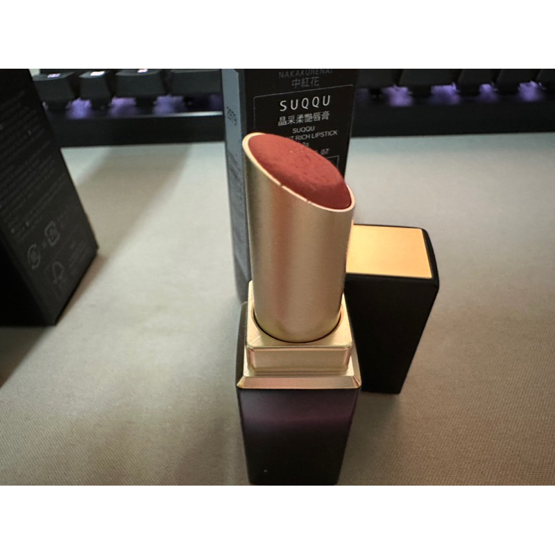 二手！Suqqu晶采柔艷唇膏(02中紅花）3.7g | 蝦皮購物