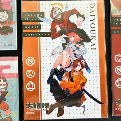 大妖怪 羅森 LAWSON 相片卡 相卡 nqrse Arisakaaa だるまいずごっど なるせ 日本合作 徽章 胸章 | 蝦皮購物