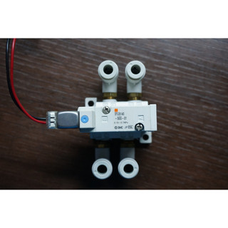 SMC 電磁閥 SYJ5140-5GS-01-Q 5 通電磁閥，橡膠密封 (含氣閥底座、快速接頭) | 蝦皮購物