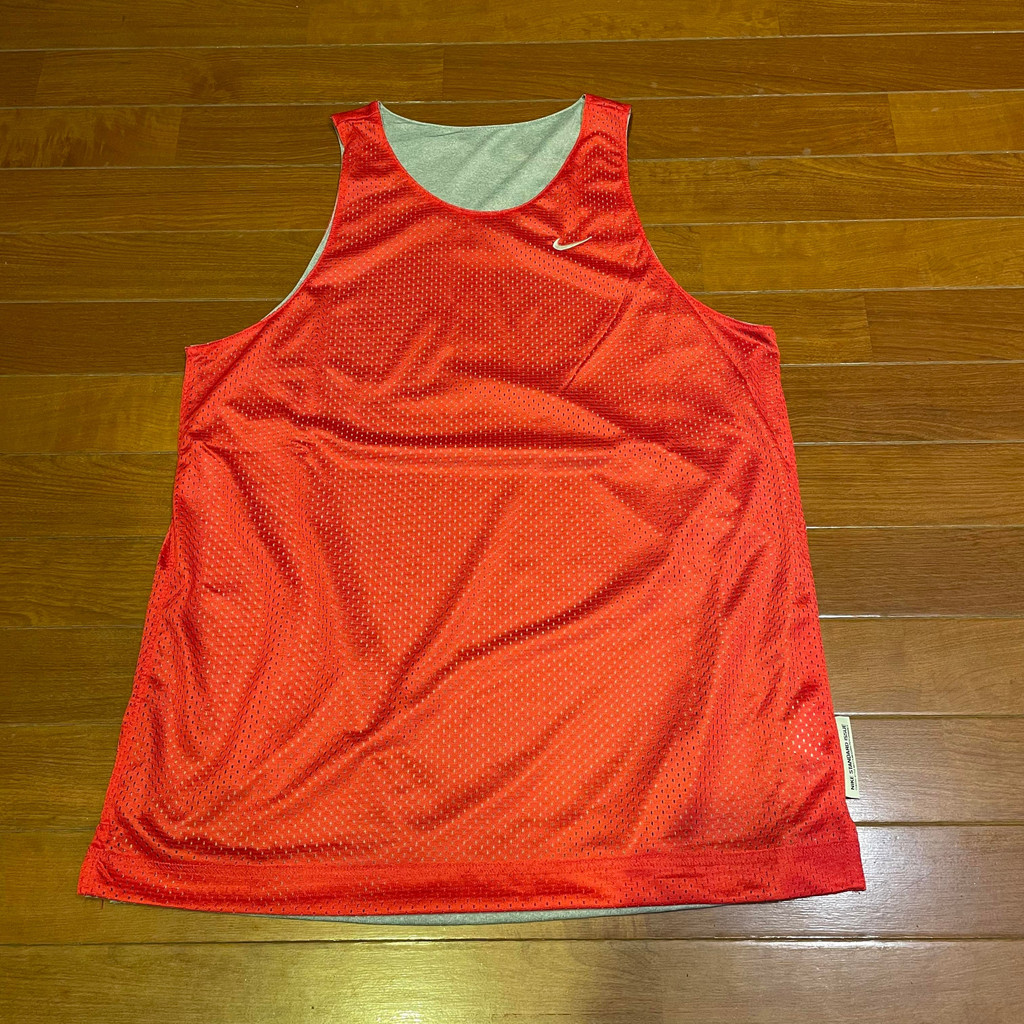 NIKE STANDARD ISSUE 日本限定發售色 男紅灰運動籃球快速排汗網眼雙面穿球衣背心 電繡Logo百搭基本款 | 蝦皮購物
