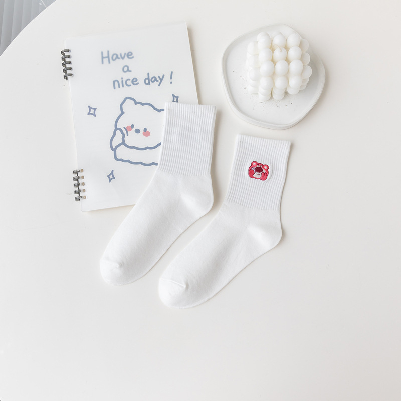 socktopia 【現貨+免運】卡通刺繡白色襪 可愛日系學生運動中筒襪 蠟筆小新 庫洛米 熊抱哥 動感超人 小餅乾鱷魚 | 蝦皮購物