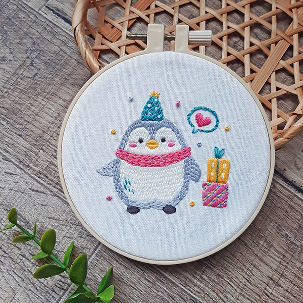 【HobbyEasy】可愛動物刺繡──送禮小企鵝（附超值全材料包套組，含完整教學影片＋原寸繡圖） / 大風文創wind wind | 蝦皮購物