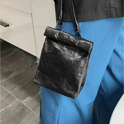 MOLISS｜牛皮紙皮革斜背包 男生包包 肩背包 手機包 側背包 耳機包 相機包 男包 方包 小包 歐美 AirPod | 蝦皮購物